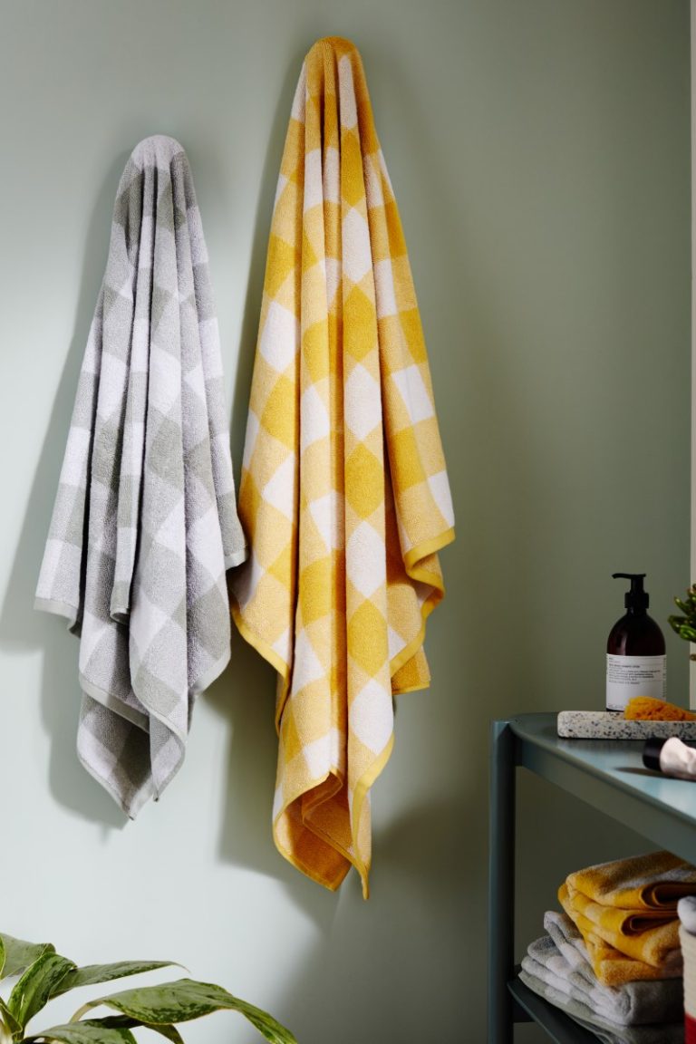 Gingham pattern: how to embrace this interior design trend in 2023