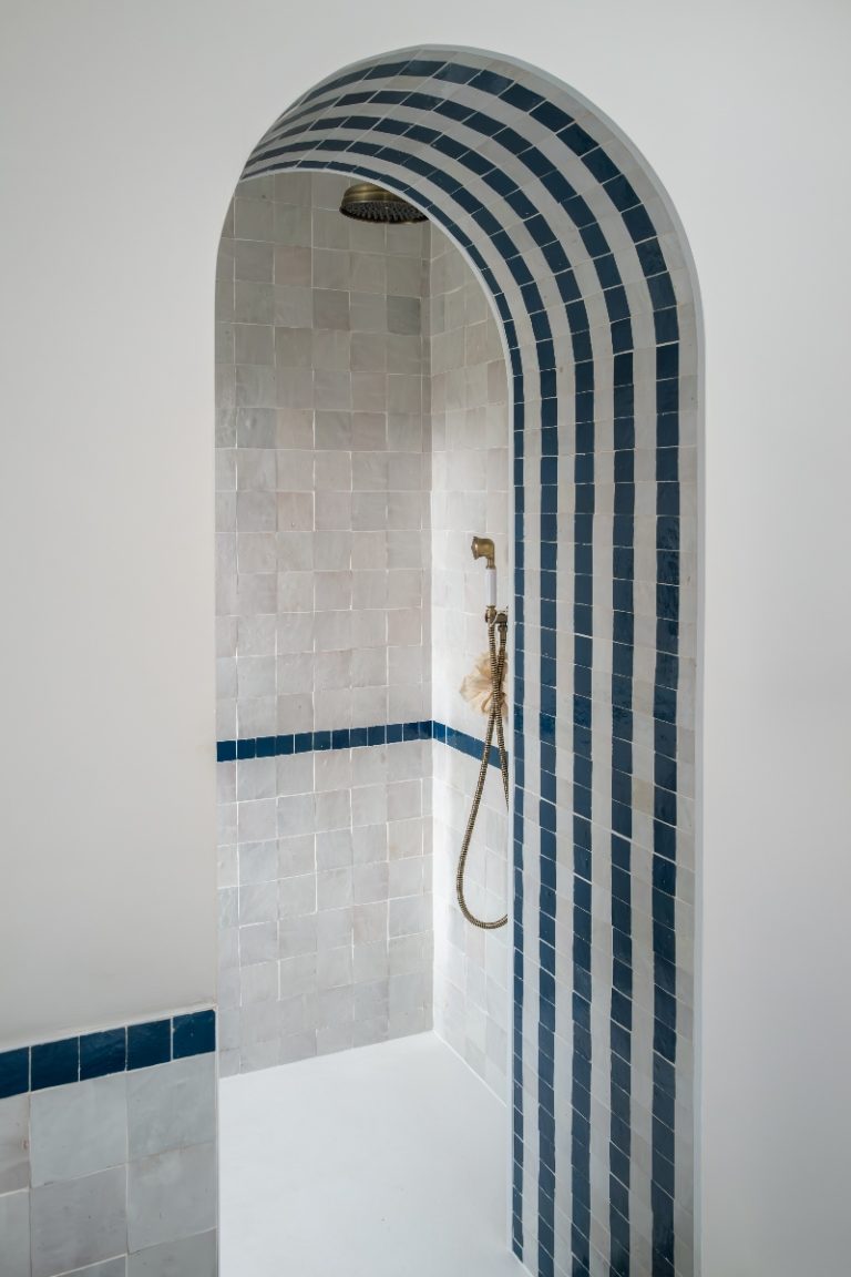 How to have a curved shower wall