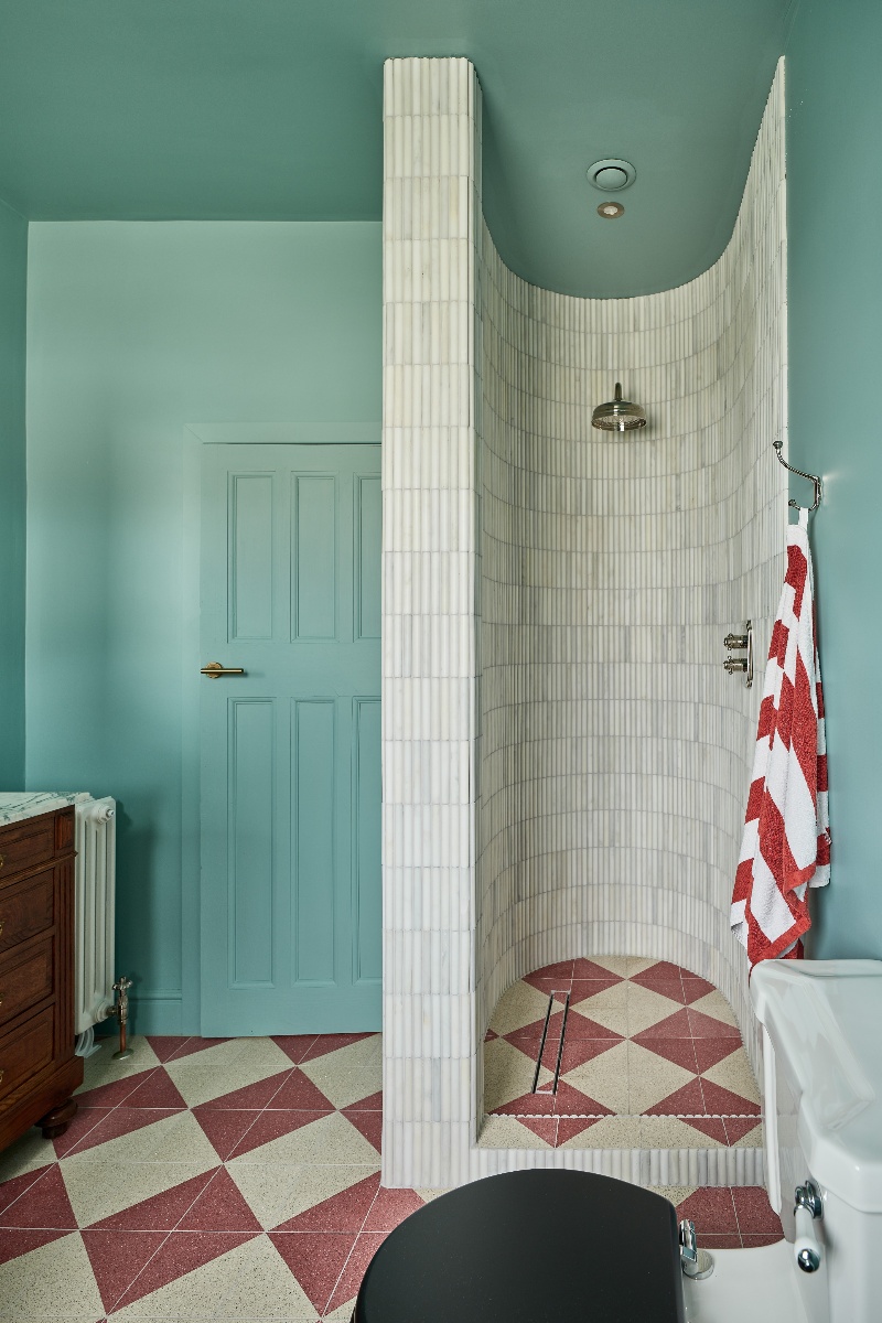 How to have a curved shower wall
