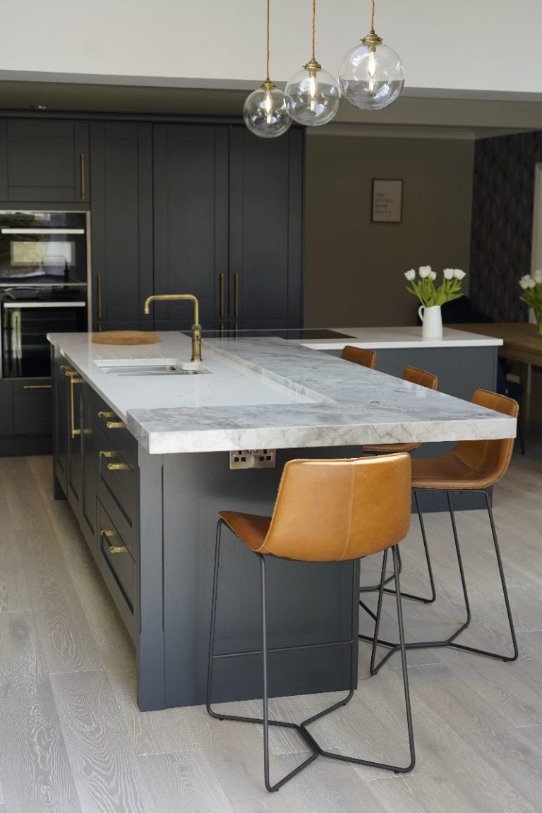 Can a kitchen island replace the dining table?