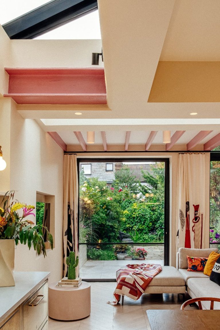 Coloured steel beams: inspiration for your kitchen extension