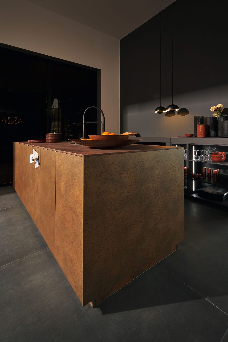 Metallic kitchens: from glamorous to industrial