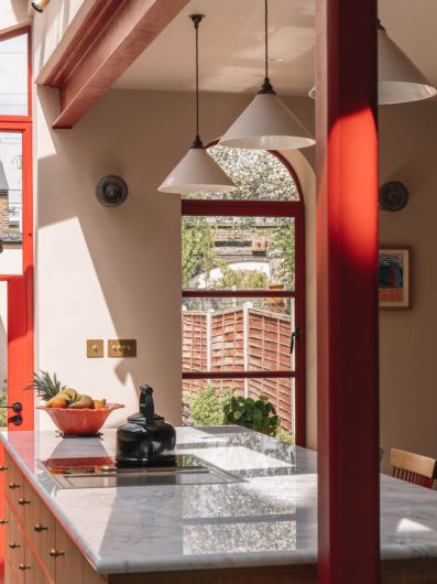 Coloured steel beams: inspiration for your kitchen extension