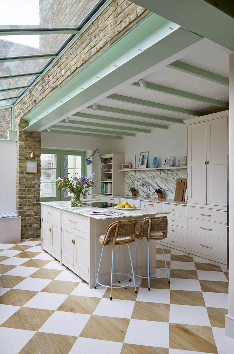 Coloured steel beams: inspiration for your kitchen extension