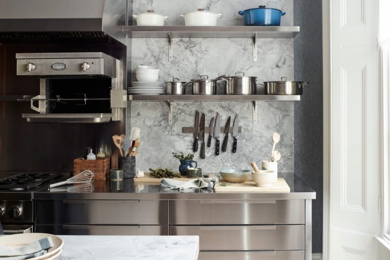 Metallic kitchens: from glamorous to industrial
