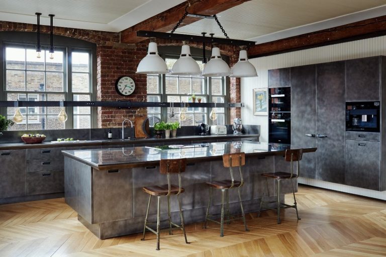 Metallic kitchens: from glamorous to industrial