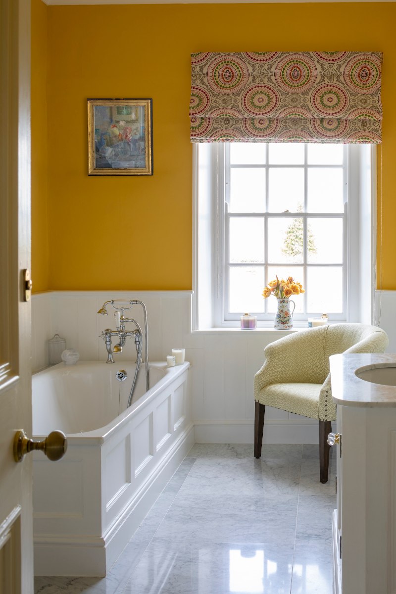 Yellow bathroom design ideas for a joyful space